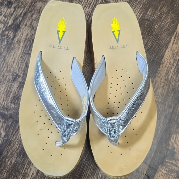 Volatile | Shoes | Volatile Silver Flip Flop Platform Wedge Sz 8 | Poshmark